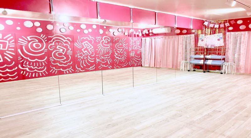 マゼンタピンクのポップでかわいいスタジオ！鏡張り、Wi-Fi完備