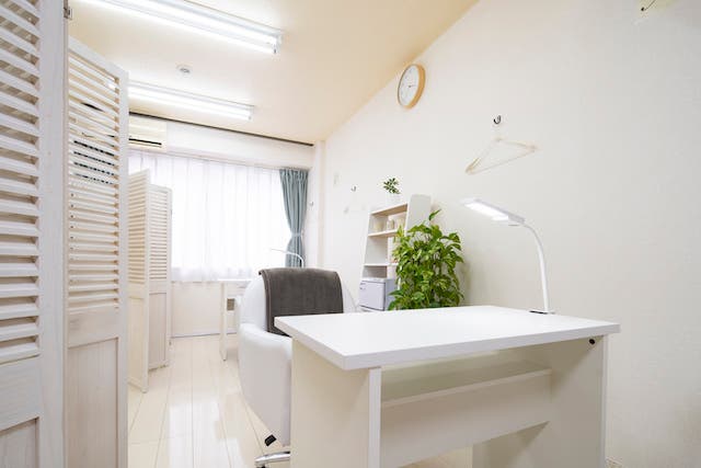 【横浜駅徒歩3分】ネイル専用レンタルサロン「モンレーブ Bブース」卓上ライト・LED &amp; UVライト完備！（貸切ではありません）の写真3