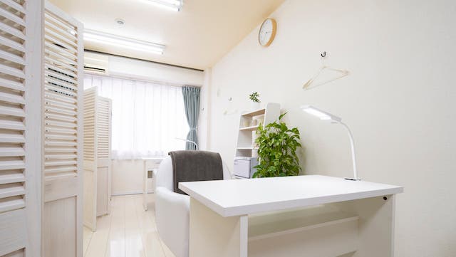 【横浜駅徒歩3分】ネイル専用レンタルサロン「モンレーブ Bブース」卓上ライト・LED & UVライト完備!(貸切ではありません)の写真3