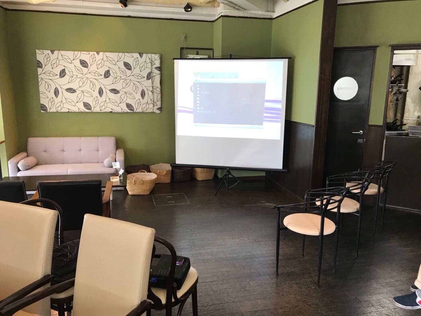 プロジェクター＆スクリーンの画像1