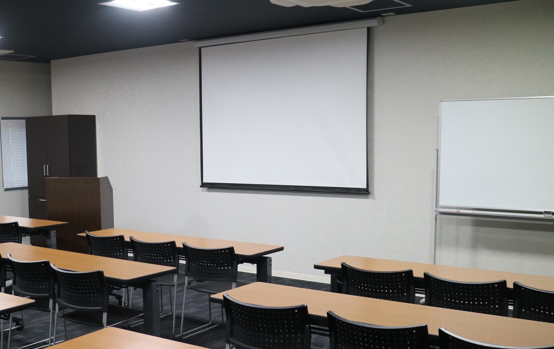 プロジェクター&スクリーン（100インチ）の画像1