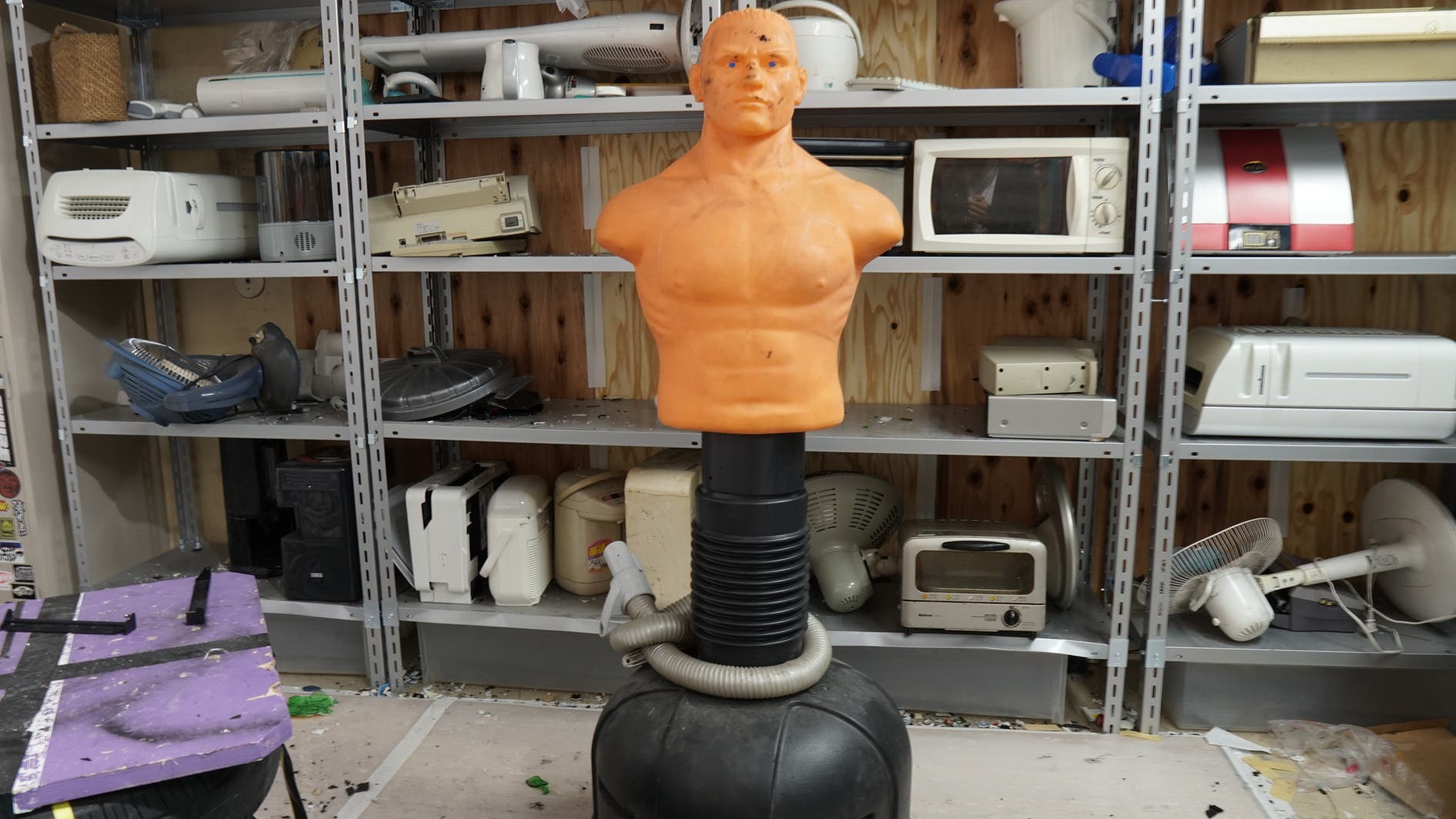 【池袋駅徒歩5分】物が壊せる？落書きし放題？斧投げ放題？超異世界空間の演出を可能にします！の写真10