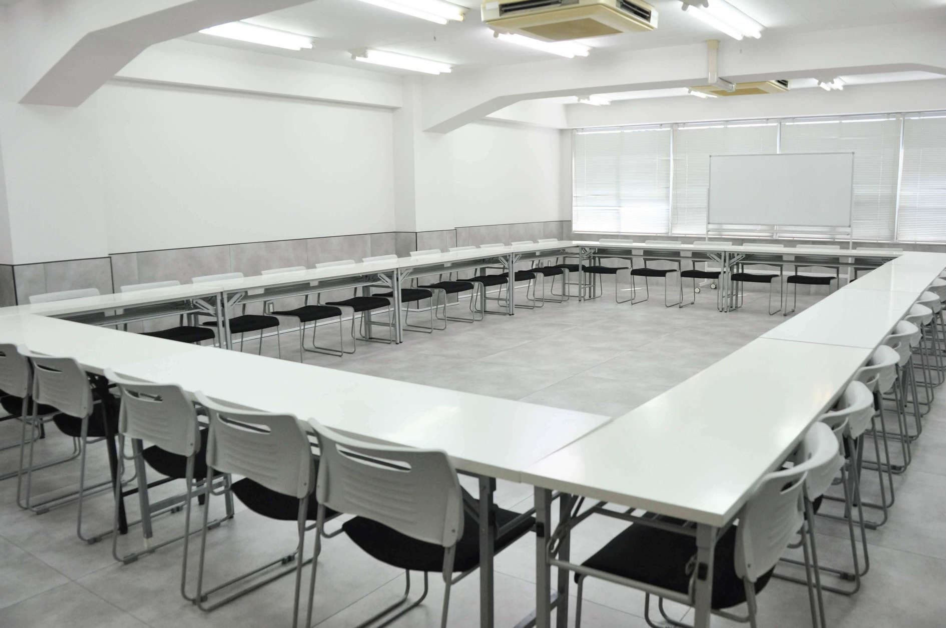 茅場町駅から30秒！52名収容（最大61名）の白を基調とした明るい空間/2F大会議室の写真5