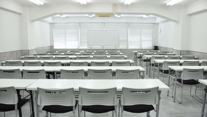 茅場町駅から30秒!52名収容(最大61名)の白を基調とした明るい空間/2F大会議室の写真2