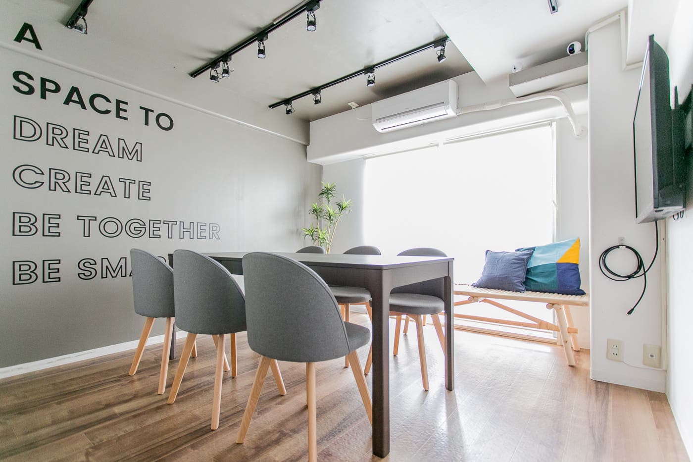 リノベーションしました！【池袋駅東口徒歩3分】WiFi無料+大型液晶モニター設置！の写真1