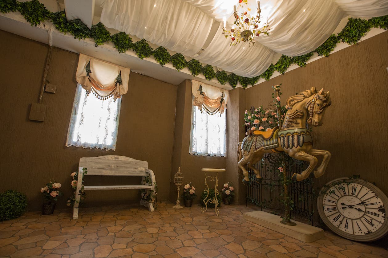 ゴシックなヨーロッパの古城、コテージガーデン、薔薇園をイメージし世界観を重視した撮影スタジオ、イベント・レンタルスペース。の写真6