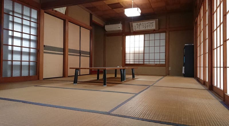 縁側からやさしい光の入る和室です。６+８畳で宴会や打合せなどゆっくり過ごせます。