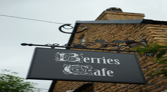 イギリス古民家造りのカフェ アンティークいっぱいの店内 季節の草花が咲いている庭  