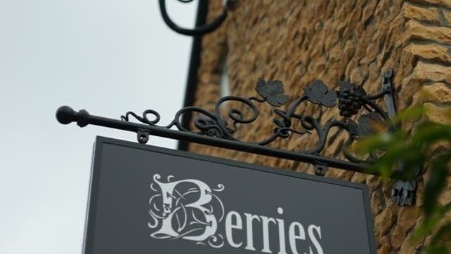 イギリス古民家造りのカフェ アンティークいっぱいの店内 季節の草花が咲いている庭 の写真1