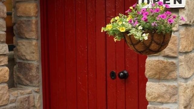 イギリス古民家造りのカフェ アンティークいっぱいの店内 季節の草花が咲いている庭 の写真2