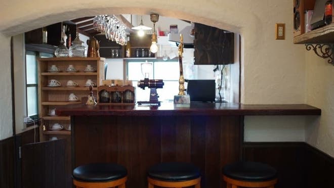 イギリス古民家造りのカフェ アンティークいっぱいの店内 季節の草花が咲いている庭 の写真4