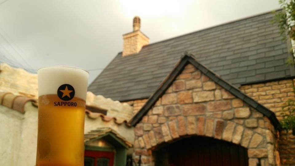 イギリス古民家造りのカフェ アンティークいっぱいの店内 季節の草花が咲いている庭  の写真5