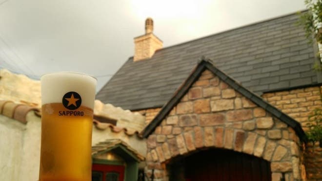 イギリス古民家造りのカフェ アンティークいっぱいの店内 季節の草花が咲いている庭 の写真5