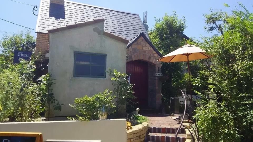 イギリス古民家造りのカフェ アンティークいっぱいの店内 季節の草花が咲いている庭  の写真6