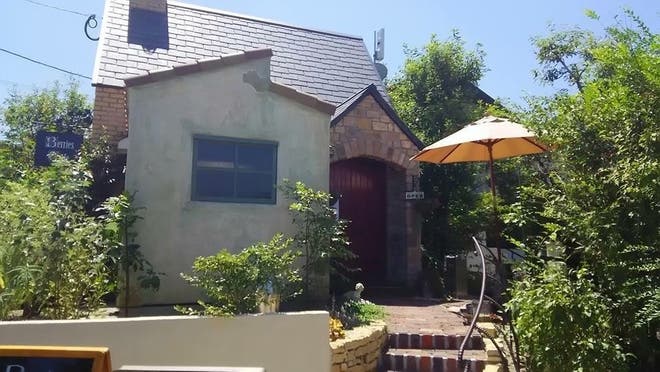 イギリス古民家造りのカフェ アンティークいっぱいの店内 季節の草花が咲いている庭 の写真6