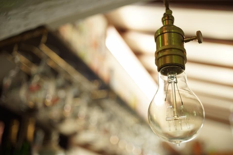 イギリス古民家造りのカフェ アンティークいっぱいの店内 季節の草花が咲いている庭  の写真7