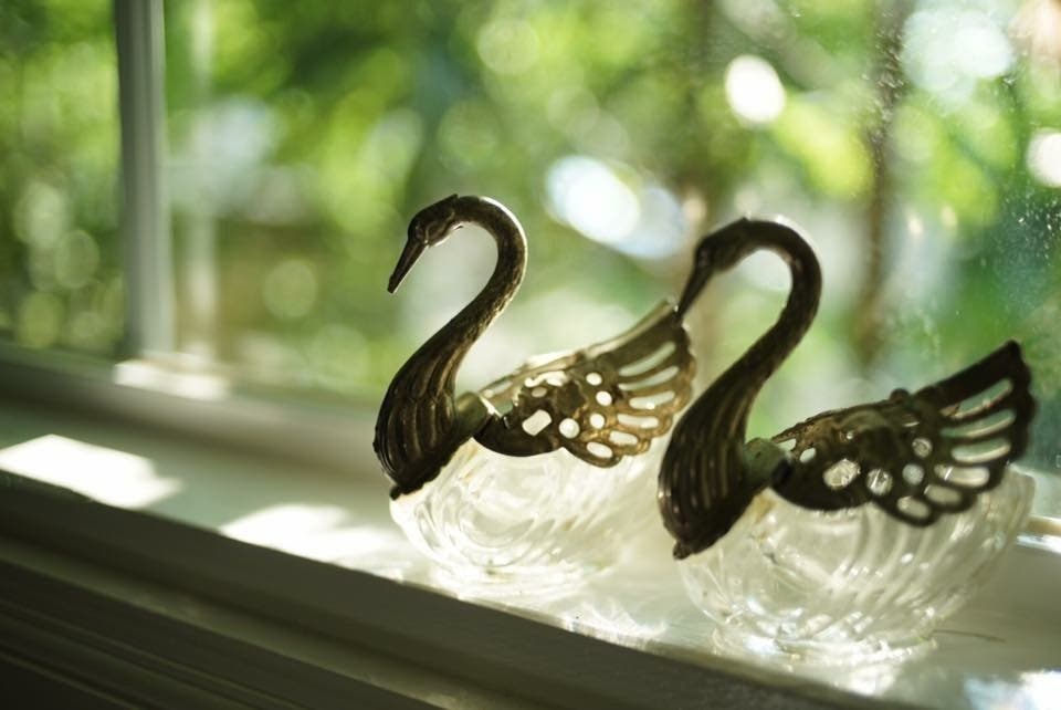 イギリス古民家造りのカフェ アンティークいっぱいの店内 季節の草花が咲いている庭  の写真8