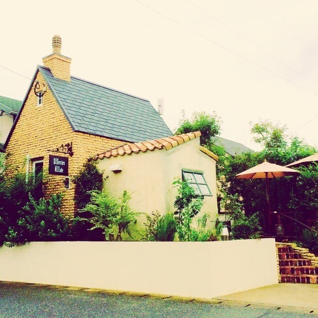 イギリス古民家造りのカフェ アンティークいっぱいの店内 季節の草花が咲いている庭  の写真9