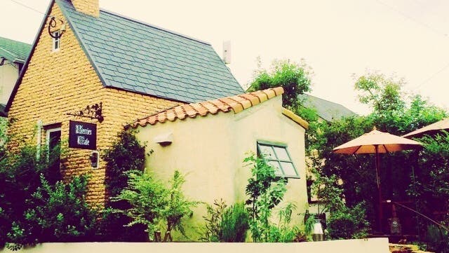 イギリス古民家造りのカフェ アンティークいっぱいの店内 季節の草花が咲いている庭 の写真9