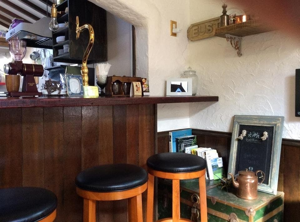 イギリス古民家造りのカフェ アンティークいっぱいの店内 季節の草花が咲いている庭  の写真10