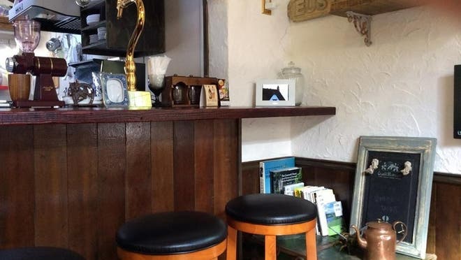 イギリス古民家造りのカフェ アンティークいっぱいの店内 季節の草花が咲いている庭 の写真10