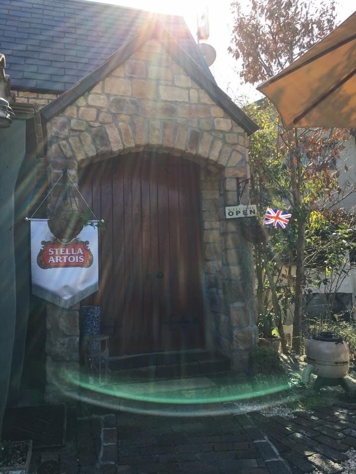 イギリス古民家造りのカフェ アンティークいっぱいの店内 季節の草花が咲いている庭  の写真11