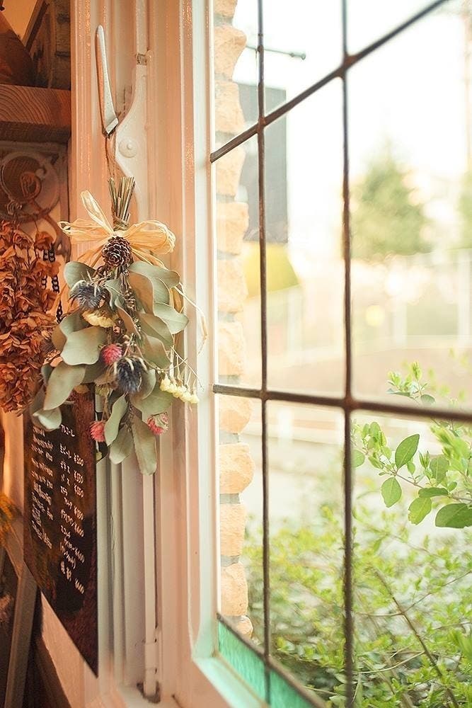 イギリス古民家造りのカフェ アンティークいっぱいの店内 季節の草花が咲いている庭  の写真13