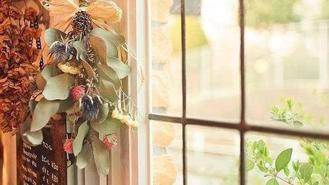 イギリス古民家造りのカフェ アンティークいっぱいの店内 季節の草花が咲いている庭 の写真13