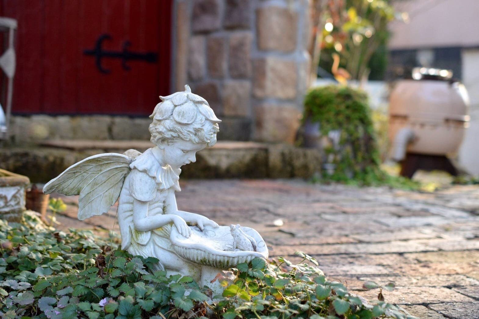 イギリス古民家造りのカフェ アンティークいっぱいの店内 季節の草花が咲いている庭  の写真15