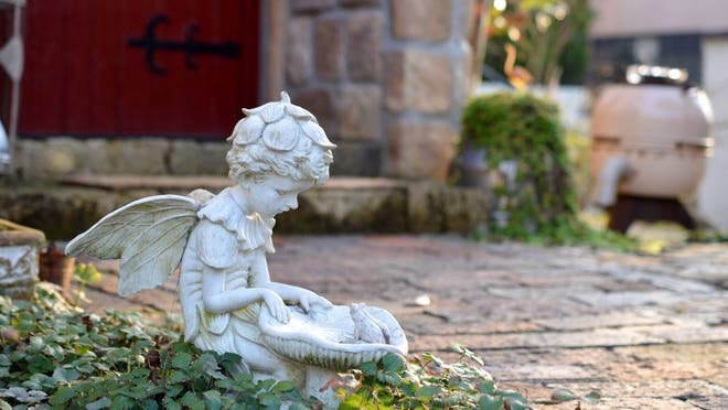 イギリス古民家造りのカフェ アンティークいっぱいの店内 季節の草花が咲いている庭 の写真15