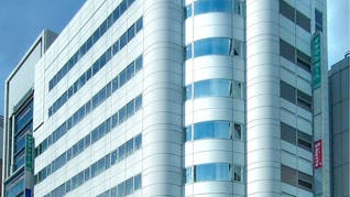 【堺筋本町駅 "目の前" 貸会議室】70人くらい入る天井高くて明るい貸しホール(Aホール)の写真1