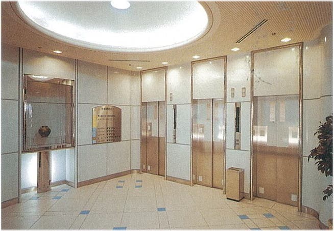 【堺筋本町駅 "目の前" 貸会議室】70人くらい入る天井高くて明るい貸しホール（Aホール）の写真9