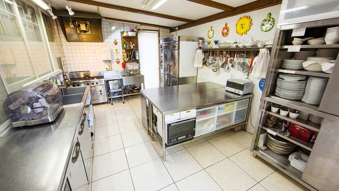 本格的なフレンチ料理も可能な調理機材と食卓を飾る豊富な種類の食器・ナイフ・グラス類!!パーティや宴会も万全です!の写真1