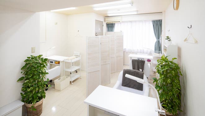 【横浜駅徒歩3分】ネイル専用レンタルサロン「モンレーブ Aブース」卓上ライト・LED & UVライト完備!(貸切ではありません)の写真1