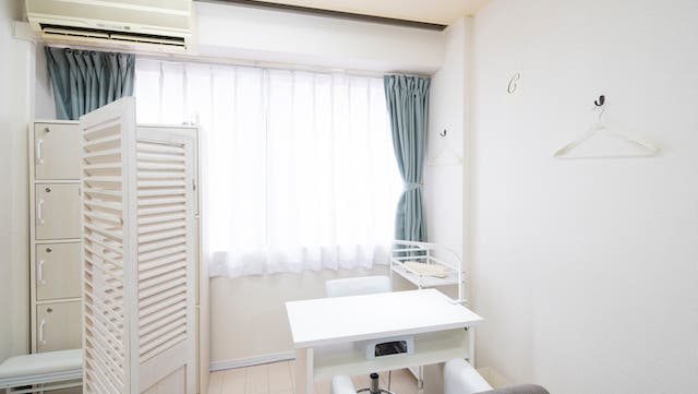 【横浜駅徒歩3分】ネイル専用レンタルサロン「モンレーブ Aブース」卓上ライト・LED & UVライト完備!(貸切ではありません)の写真6