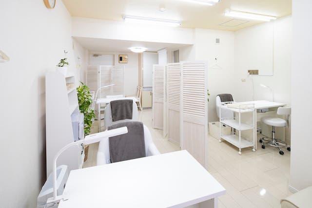 【横浜駅徒歩3分】ネイル専用レンタルサロン「モンレーブ Bブース」卓上ライト・LED &amp; UVライト完備！（貸切ではありません）の写真5