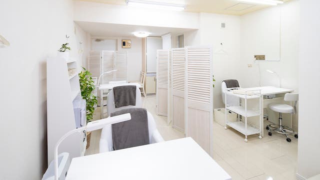 【横浜駅徒歩3分】ネイル専用レンタルサロン「モンレーブ Bブース」卓上ライト・LED & UVライト完備!(貸切ではありません)の写真5