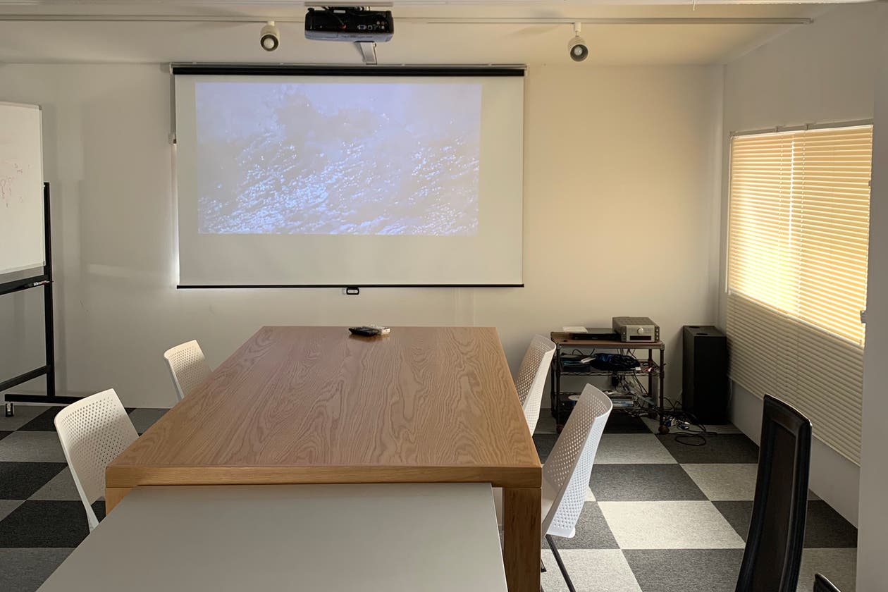 【阪急逆瀬川駅すぐ】100インチプロジェクター完備。セミナーやワークショップなどにご利用ください。の写真1