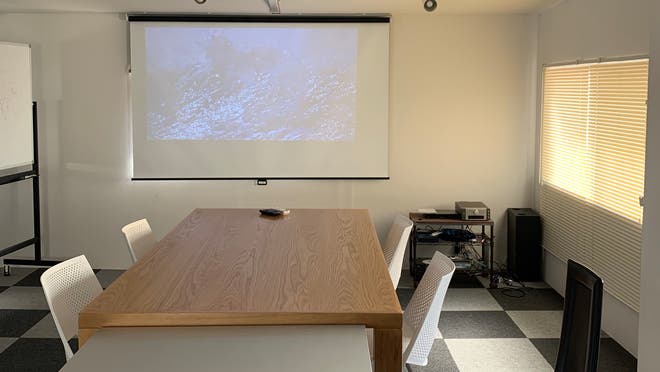 【阪急逆瀬川駅すぐ】100インチプロジェクター完備。セミナーやワークショップなどにご利用ください。の写真1