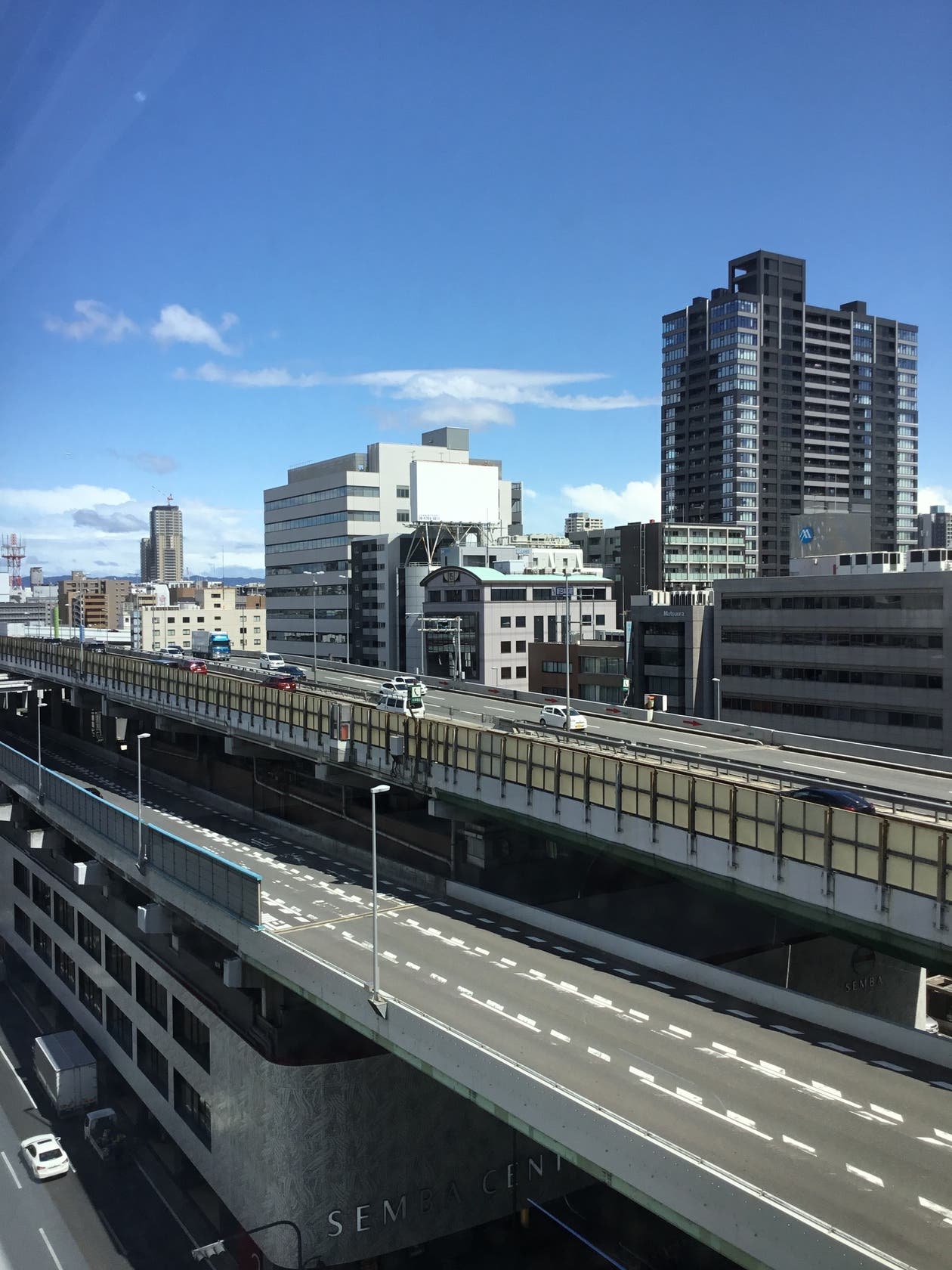 【堺筋本町駅 "目の前" 貸会議室】70人くらい入る天井高くて明るい貸しホール（Aホール）の写真5