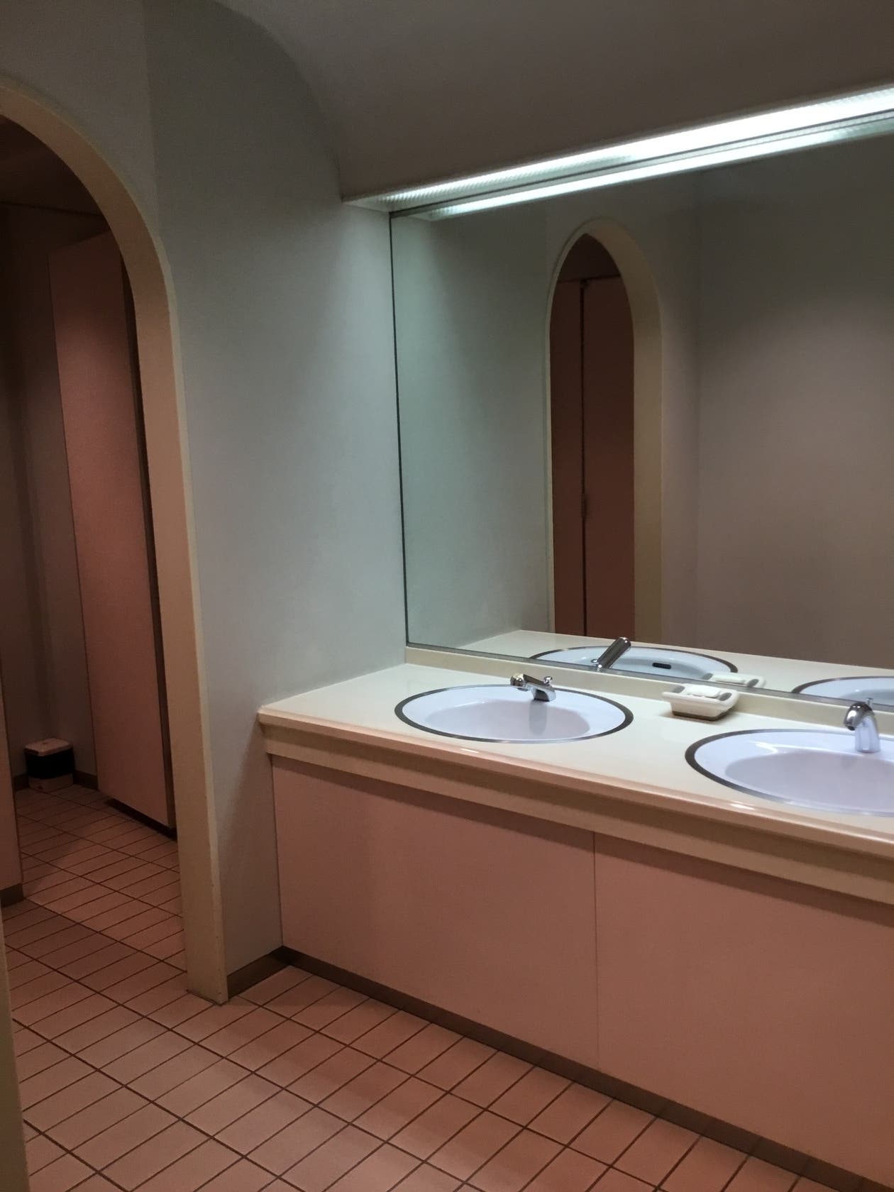 【堺筋本町駅 "目の前" 貸会議室】70人くらい入る天井高くて明るい貸しホール（Aホール）の写真10