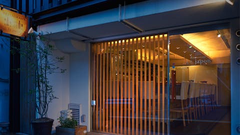 代官山の隠れ家レストラン 吉野杉の一枚板のカウンターと個室1部屋の写真2