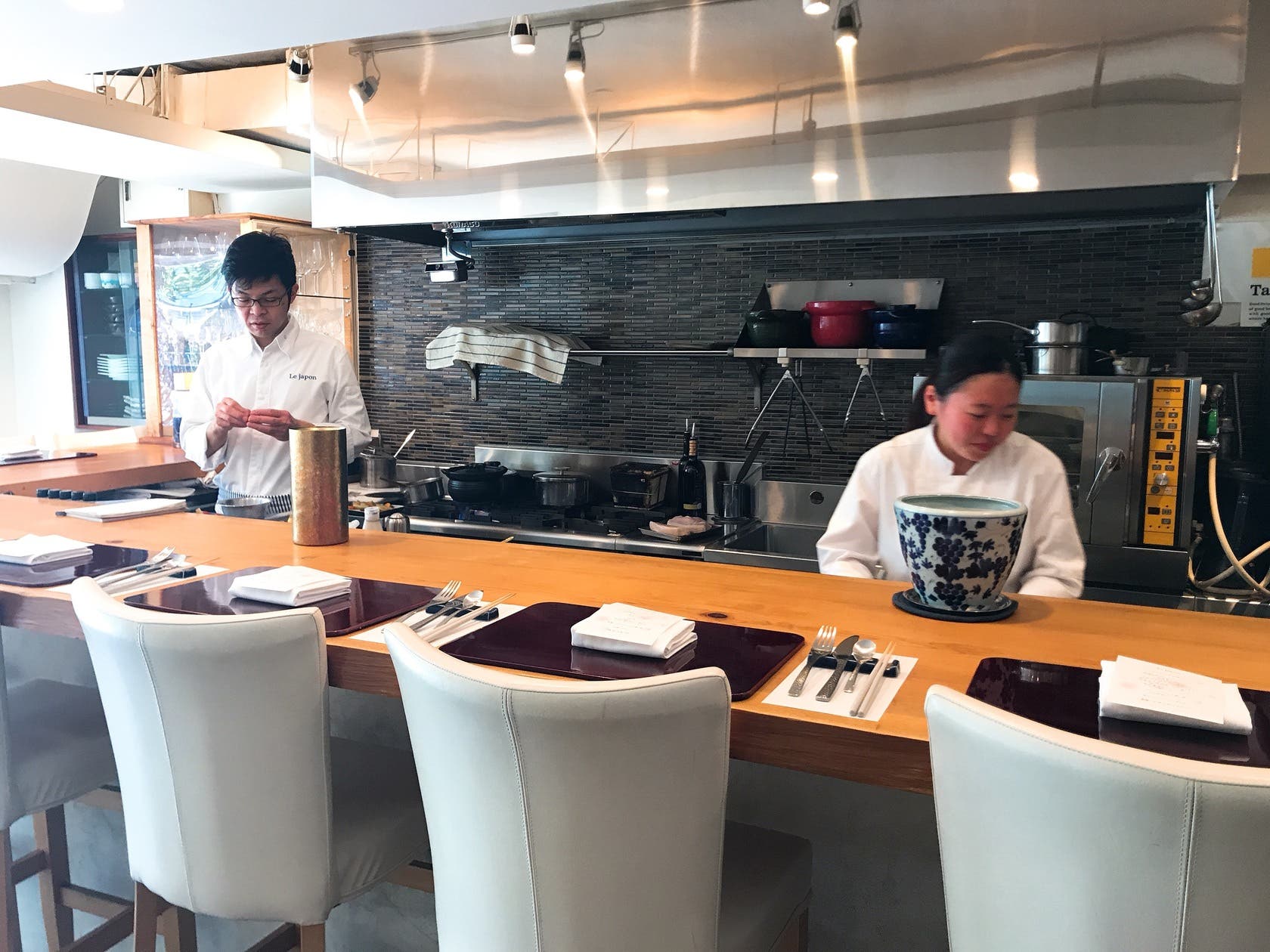 代官山の隠れ家レストラン 吉野杉の一枚板のカウンターと個室1部屋の写真4