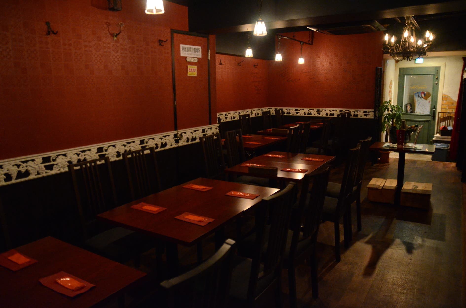 神戸・三宮一等地のフレンチバルを丸々貸し切り！プロジェクターやマイクも完備！の写真7