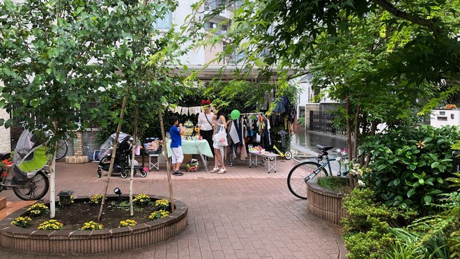 二台車が停められる大きさなテラスです。イベント、ヤードセール、誕生日会、パーティー、レッスン利用などに!の写真1