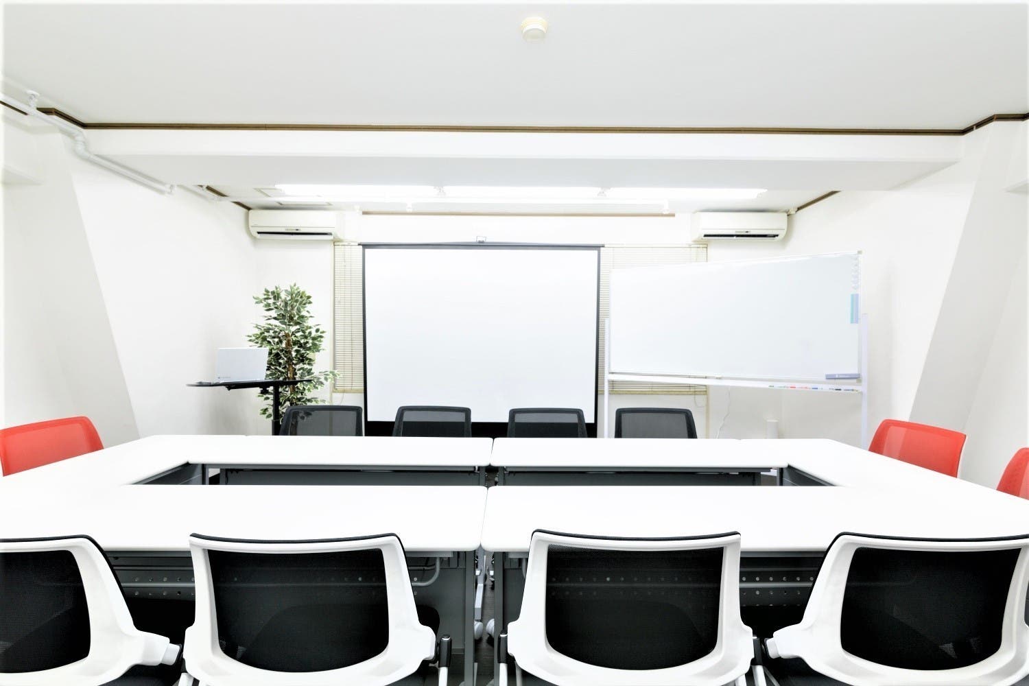 【地下鉄御堂筋線本町駅１分】 エレベーター完備！会場内設備無料！会議打ち合わせ、研修、面談、面接、セミナー貸会議室ラミKellyの写真4