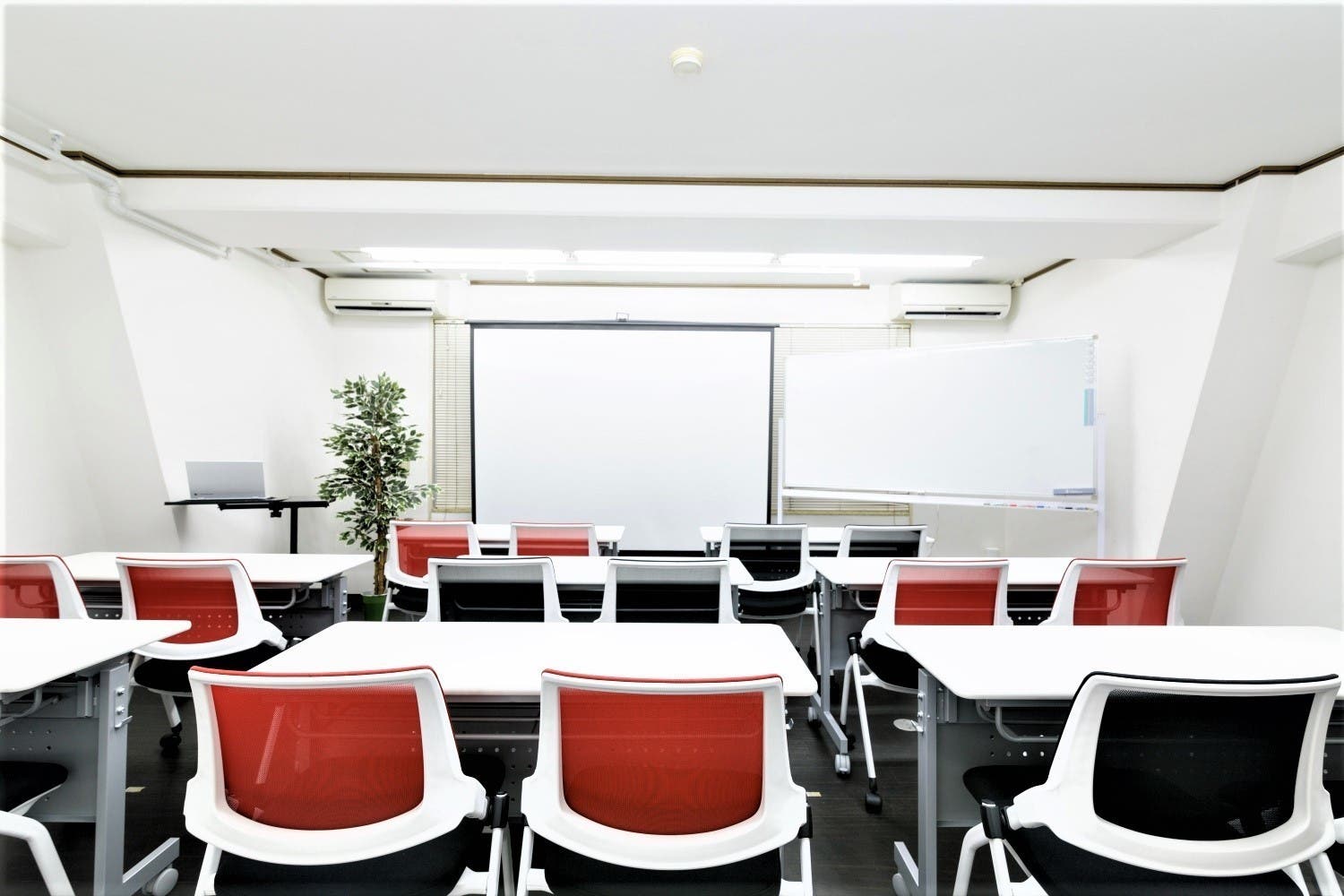 【地下鉄御堂筋線本町駅１分】 エレベーター完備！会場内設備無料！会議打ち合わせ、研修、面談、面接、セミナー貸会議室ラミKellyの写真5