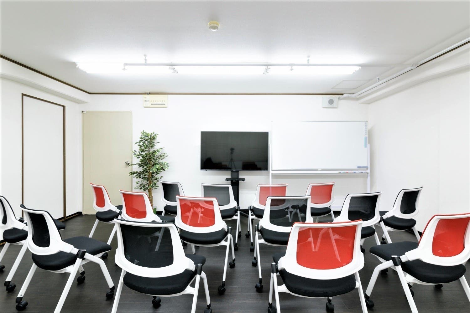 【地下鉄御堂筋線本町駅１分】 エレベーター完備！会場内設備無料！会議打ち合わせ、研修、面談、面接、セミナー貸会議室ラミKellyの写真6