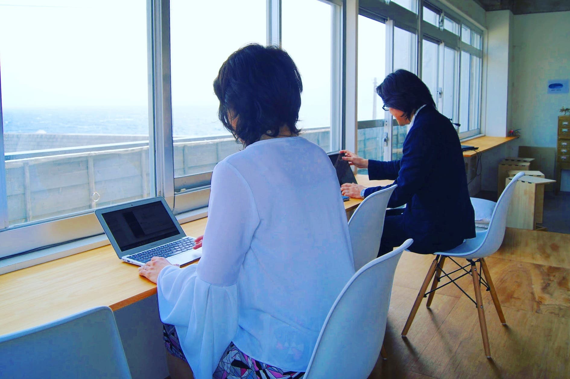 zoom会議やリモート会議用個室もあり、コワーキングにおすすめ！仕事の合間に海沿いを散歩することも！の写真9