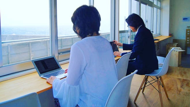 zoom会議やリモート会議用個室もあり、コワーキングにおすすめ!仕事の合間に海沿いを散歩することも!の写真9